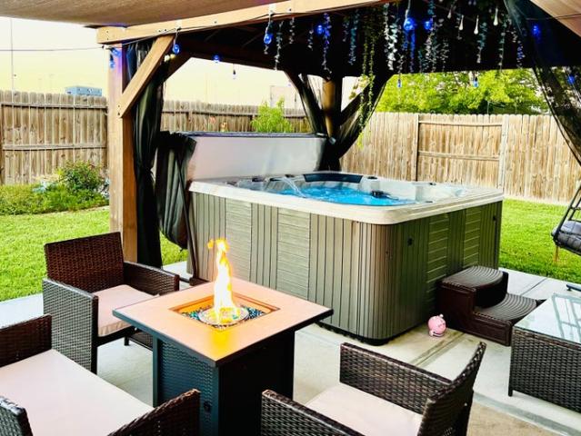 Furnished Private Room in Quiet Home with Hot Tub