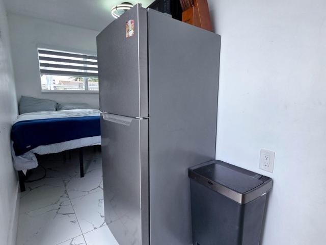 Furnished PRIVATE SUITE walk to Tropical Park 10
