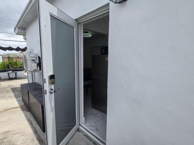 Furnished PRIVATE SUITE walk to Tropical Park 10 minute drive to the airport!