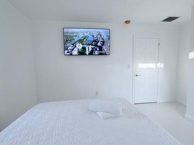 Furnished Queen Room & Private Bath – Miramar