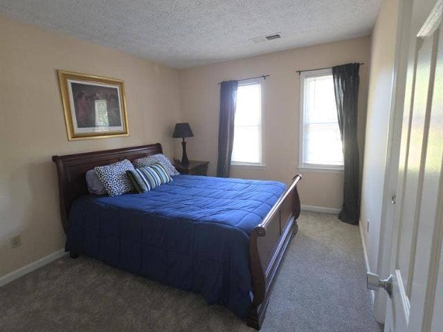 Furnished room w/ extra lounge