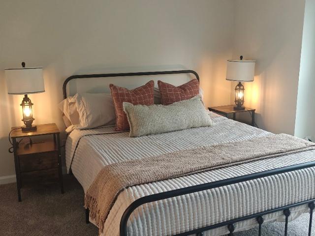 Furnished Room w Private Bath in Uptown All Utili