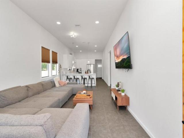 Furnished room wprivate bath in Houston wutiliti
