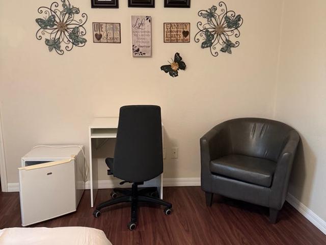 Furnished Room w/Private Bathroom Close to airport