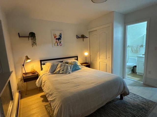 Furnished Room x WOMAN w/Private Room in a Fam Apt