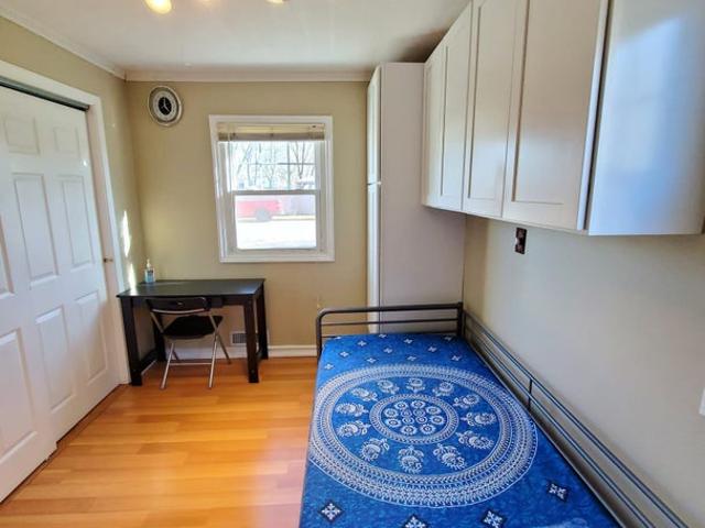 Furnished Room Available close to Metropark Stn