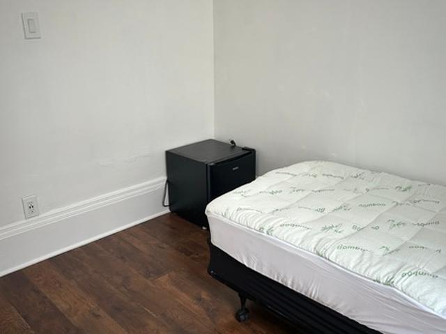 Furnished room available in a safe, quiet elevator building in Harlem