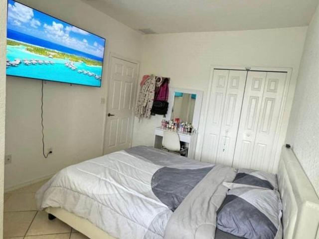 Furnished Room for Woman • Doral