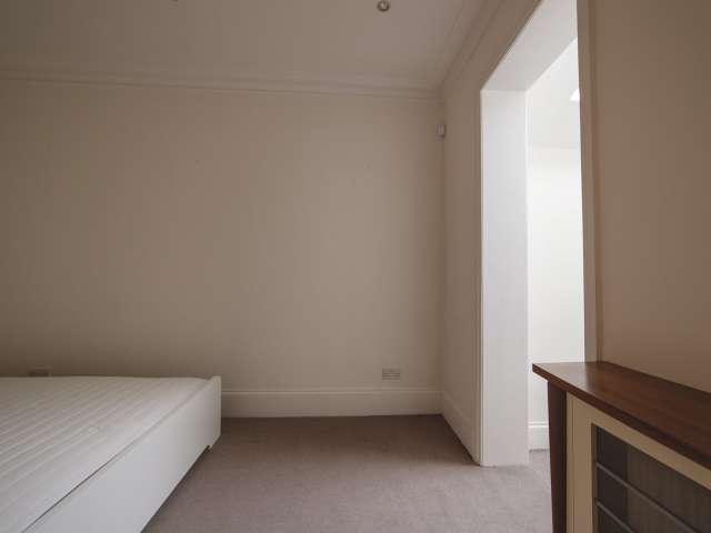 Furnished room in 6 bedroom flat in Hammersmith & Fulham