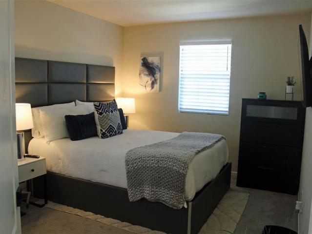 Furnished Room in Toluca Lake with shared bathroom