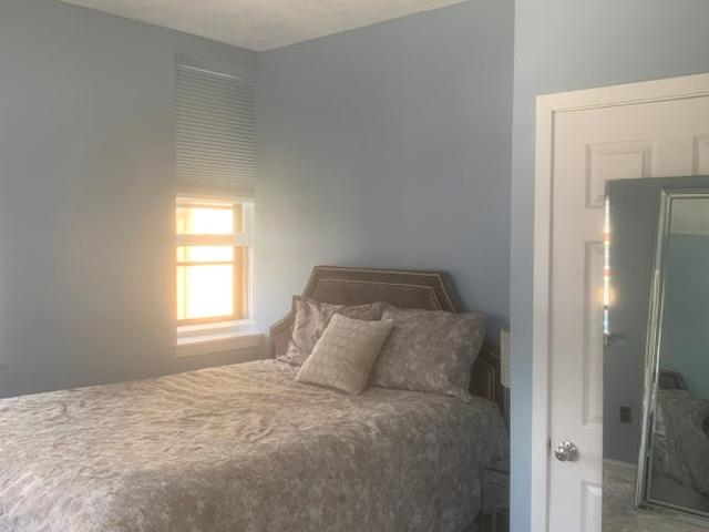 Furnished room in a clean apartment. By the commu