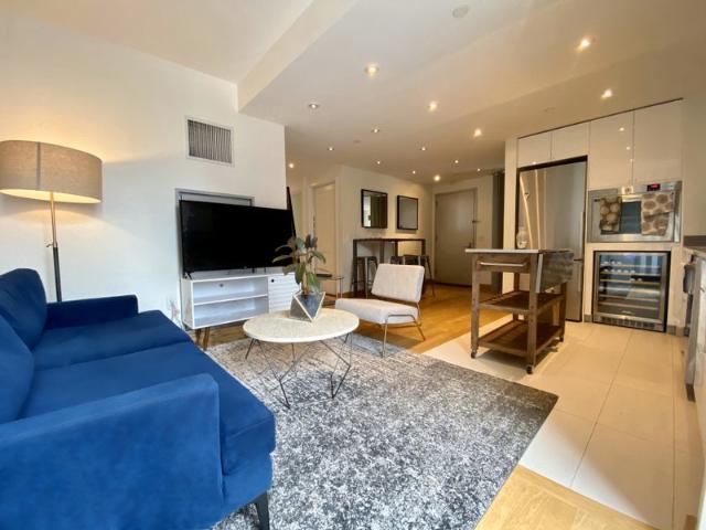 Furnished room in Luxury/Doorman Bldg
