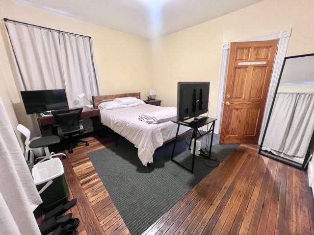 FURNISHED ROOM located within steps to Campus Cl