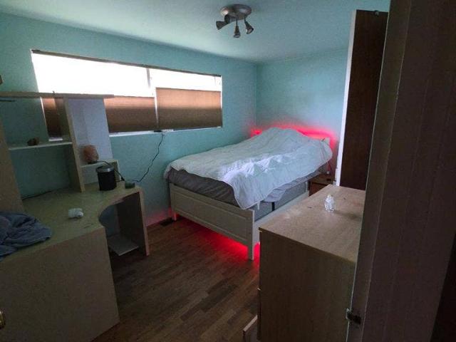 Furnished room Newport Hills women