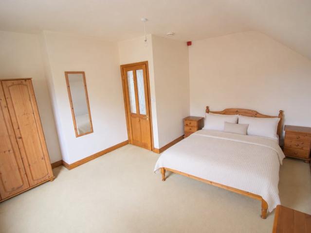 Furnished top floor 1 bedroom apartment