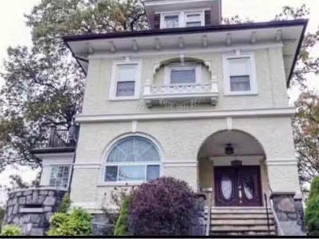 Furnished/Private 1 Bedroom 1 Bathroom available in Beautiful.