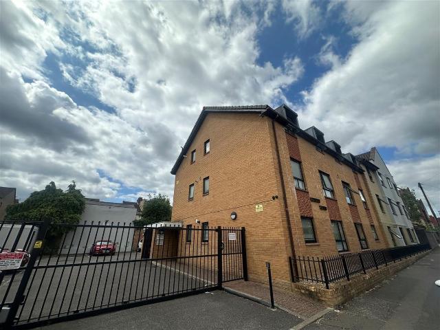 Gammons Lane, Watford WD24, 2 bed flat to rent, £1,750 pcm | PrimeLocation