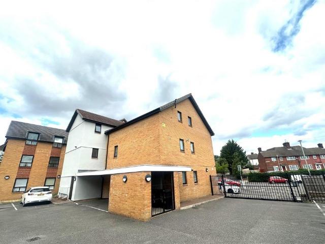 Gammons Lane, Watford WD24 2 bed flat to rent £1,700 pcm £392 pw