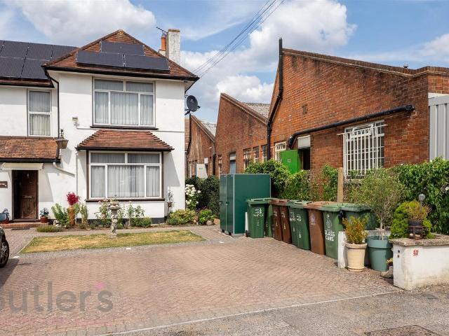 Gander Green Lane, Sutton SM1, 2 bed flat to rent, £1,400 pcm | PrimeLocation