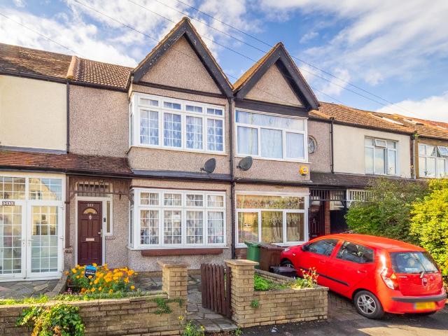 Gander Green Lane, Sutton, Surrey SM1, 2 bed detached house to rent, £1,900 pcm | PrimeLocation