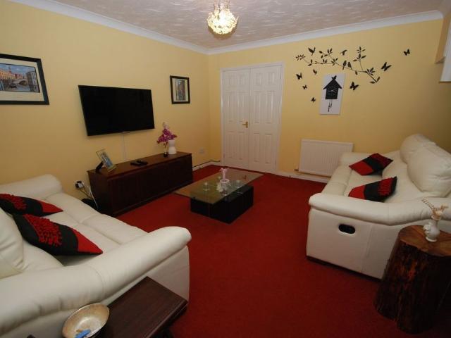 Gabor Close, Rugby, CV21