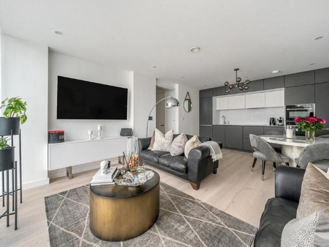 Gabriel Square St Albans AL1 2 bed apartment to rent £6,500 pcm £1,500 pw