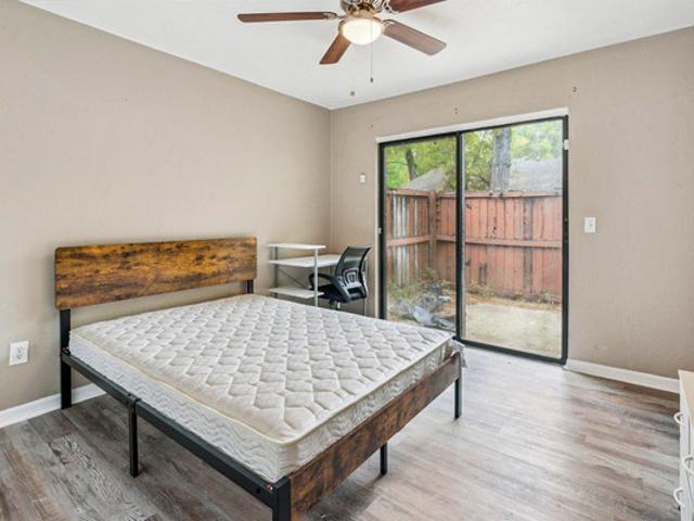 Gainesville Duplex / Multiplex with Workspace. Newly renovated & modern