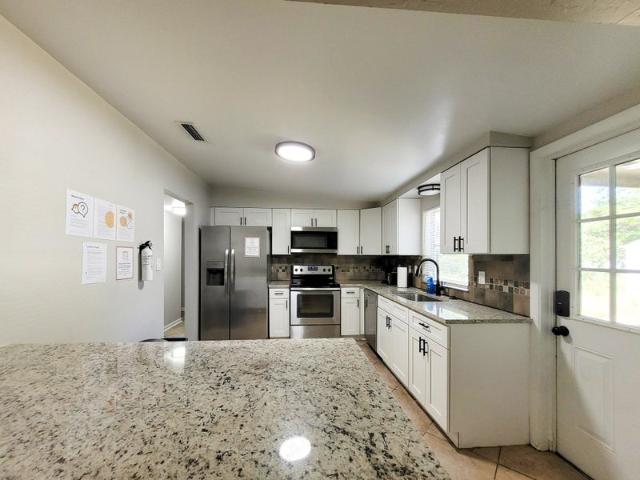 Gainesville House with Dining area and free washer