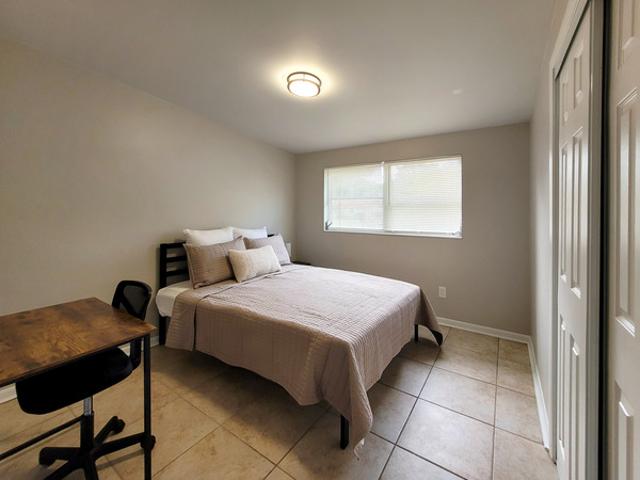 Gainesville House with Dining area and free washer and dryer Comfortable & homey