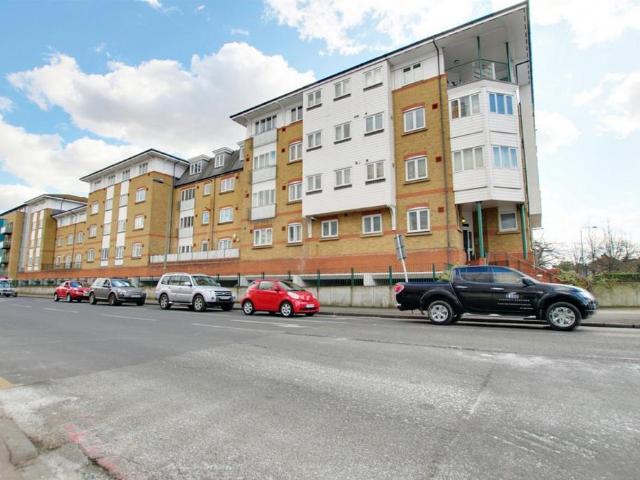 Gainsborough Court, Bromley BR2 2 bed apartment to rent £1,700 pcm £392 pw