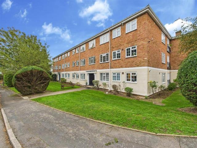 Gainsborough Court, Walton on Thames. 2 bed flat to rent £1,700 pcm £392 pw