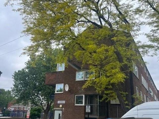 Gainsborough Avenue, London, E12 4 bed maisonette to rent £2,300 pcm £531 pw