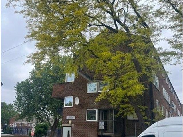 Gainsborough Avenue, London E12, 4 bed maisonette to rent, £2,300 pcm | PrimeLocation