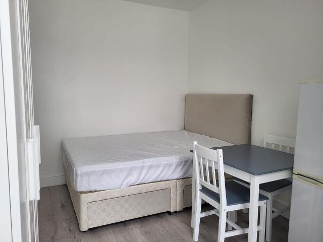 Gainsborough Gardens, Edgware HA8, Studio to rent, £1,250 pcm | PrimeLocation