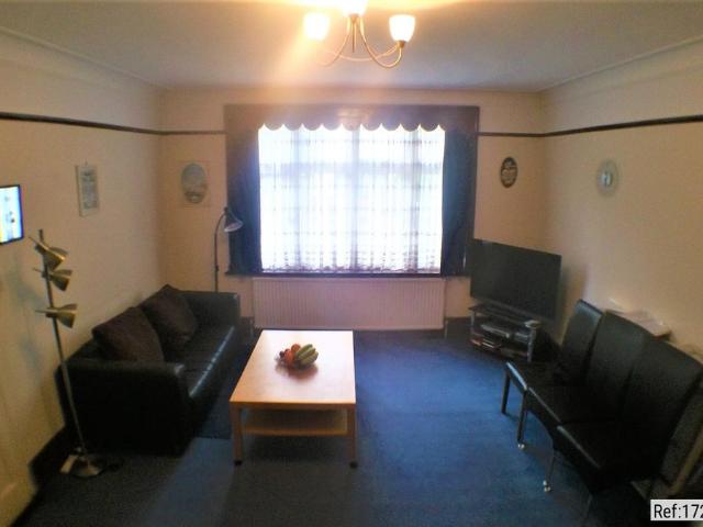 Gainsborough Gardens, London NW11, 5 bed semi detached house to rent, £3,800 pcm | PrimeLocation