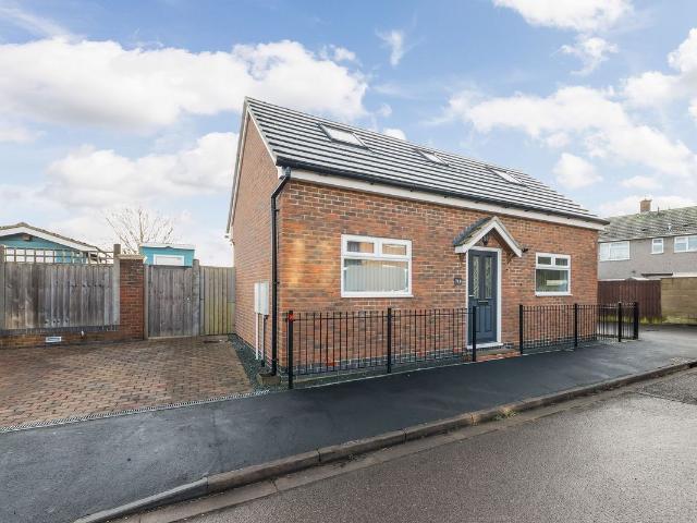 Gainsborough Green, Abingdon OX14, 2 bed bungalow to rent, £1,600 pcm | PrimeLocation