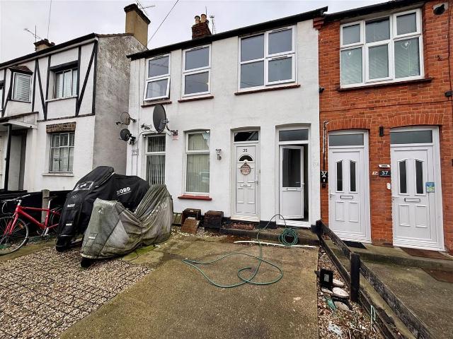 Gainsborough Drive, Westcliff On Sea SS0, 2 bed flat to rent, £1,200 pcm | PrimeLocation