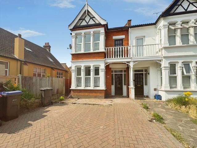 Gainsborough Drive, Westcliff On Sea SS0, 4 bed property to rent, £2,200 pcm | PrimeLocation