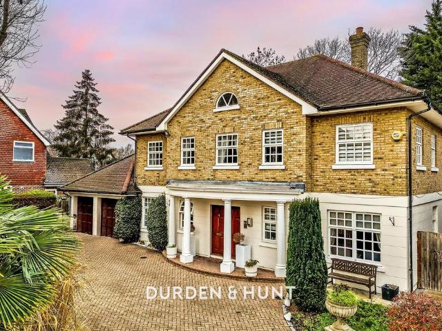 Gainsborough Place, Chigwell, IG7 5 bed detached house to rent £5,895 pcm £1,360 pw