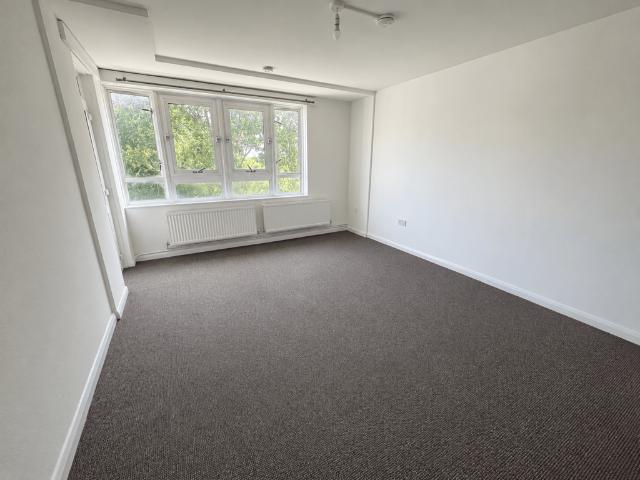 Gainsborough Tower, UB5 3 bed flat to rent £2,350 pcm £542 pw