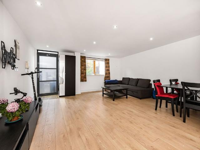 Galaxy Building, Isle Of Dogs E14, 2 bed flat to rent, £2,400 pcm | PrimeLocation