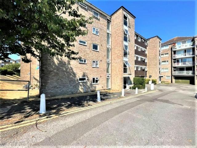 Gale Moor Avenue, Gosport PO12 2 bed flat to rent £1,000 pcm £231 pw
