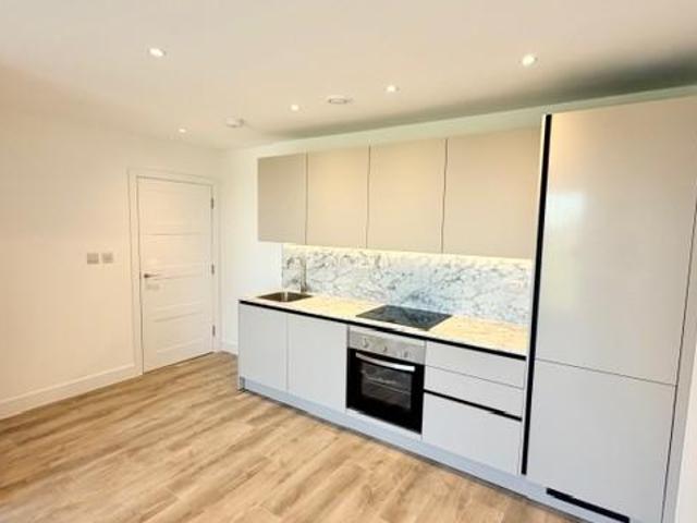 Gale Street, Dagenham, RM9 2 bed flat to rent £1,675 pcm £387 pw