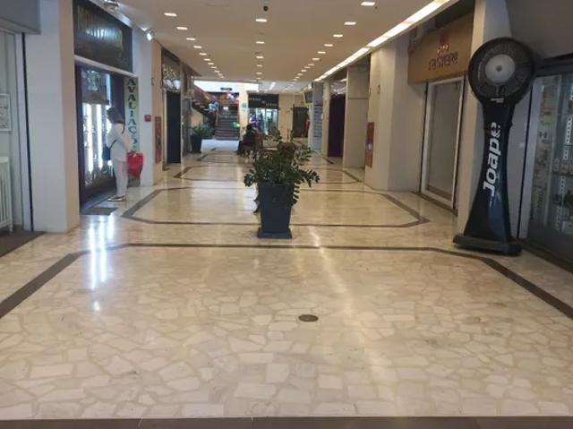 Galeria para aluguel tem 27 metros quadrados em Moinhos de Vento Porto Alegre RS