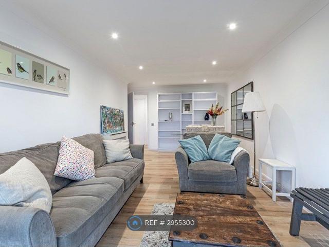 Gallagher Court, London SW11, 2 bed flat to rent, £2,600 pcm | PrimeLocation