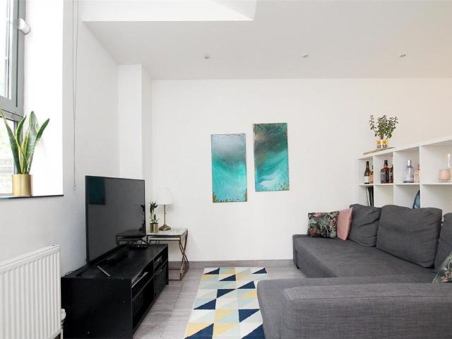 Gallery Apartments, Commercial Road. 1 bed apartment to rent £1,800 pcm £415 pw