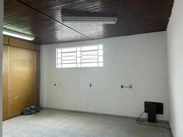 Galpão com 380 m³, todo revisado recentemente, elétrica, hidraulica, telhado e madeiramento. Vila