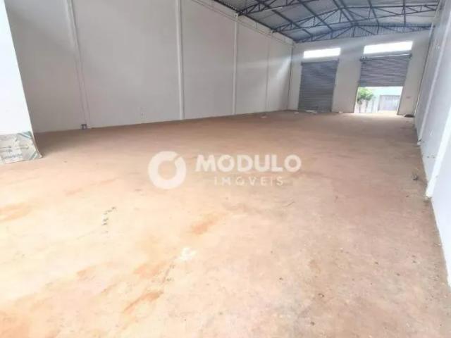 Galpão comercial disponível para locação no bairro Brasil