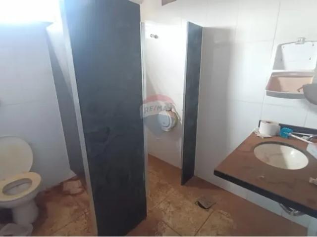 Galpão de 1350 m² com 3 docas, garagem e escritório Prox. Aeroporto