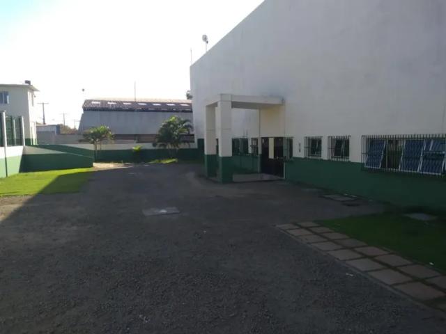 Galpão de 1600m² com docas para locação no CIVIT I
